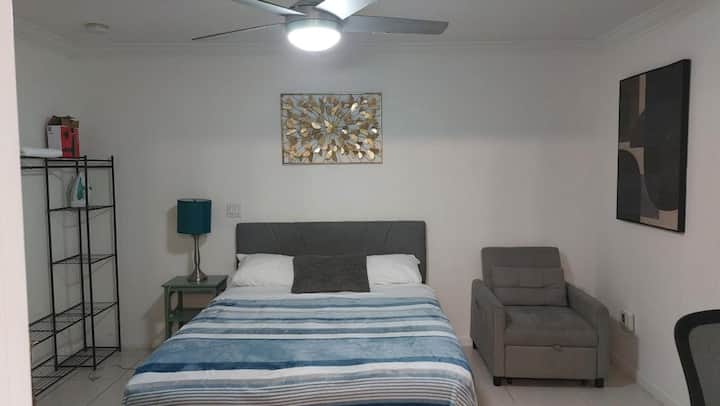 Modern Apartment Near Pbi Airport Downtown Train - West Palm Beach, FL