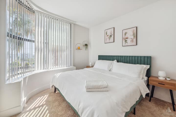 Luxury Marina Point Escape | Pool,jacuzzi &Parking - Santa Monica, CA