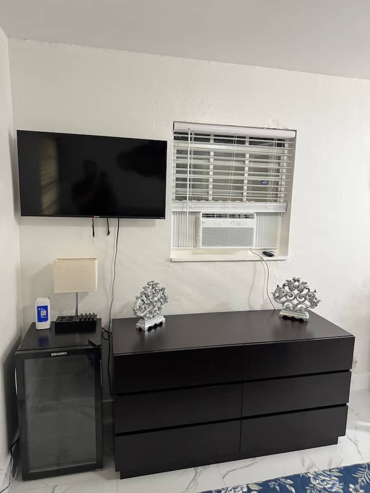 The Haven (Cozy And Welcoming) - Miami Gardens, FL