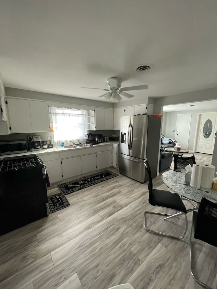 Cozy & Roomy Apt Close To All - Hamburg, NY