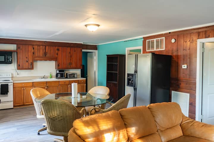 Place Of 2 Bedrooms 1 Bathroom - Fort Myers, FL