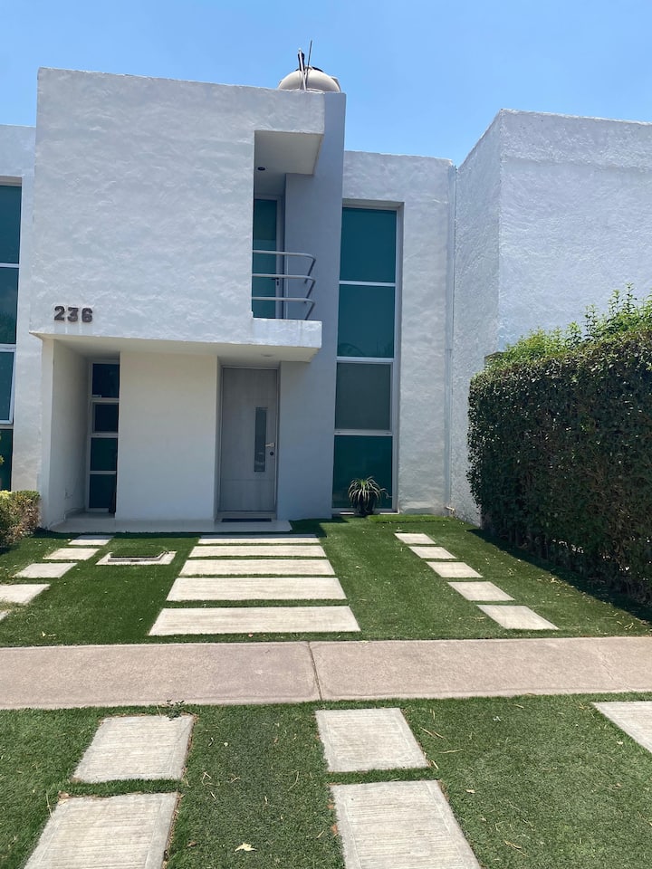 Casa Moderna En Zona Privada - León