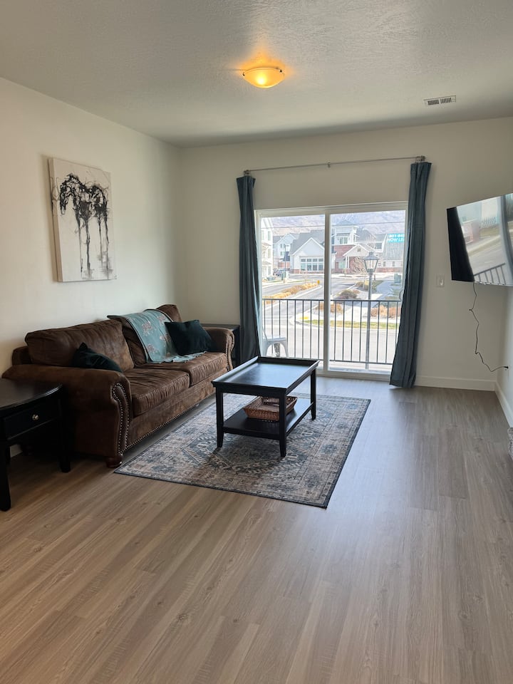 Modern Oasis | Luxe Townhome W/pool And Gym - Vineyard, UT