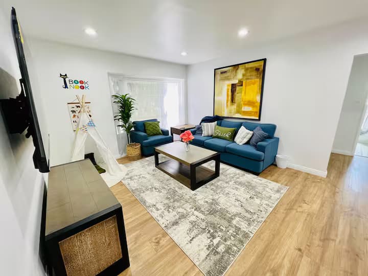 Comfy 2 Bed + 1 Bath Unit - Culver City, CA