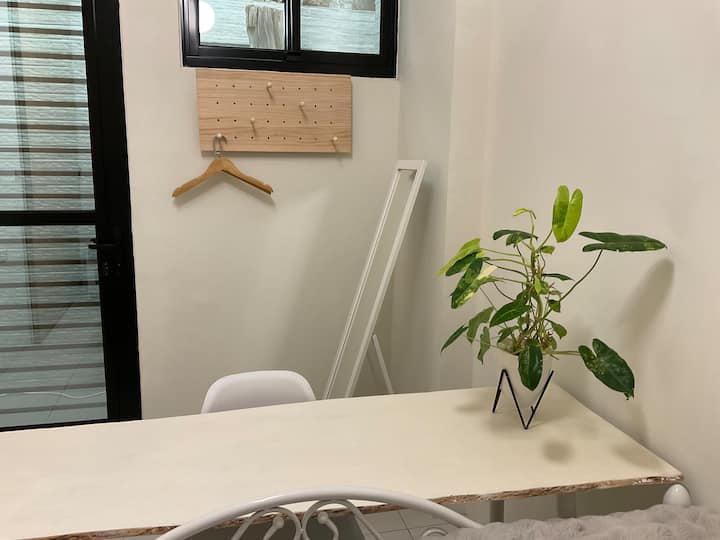 禧禧．日光～輕齡新宅近台江文化中心，寧靜小巧一樓帶私人小露台，空間感開放，陽光溫和穿透毛玻璃滿室亮。 - 台南 東區