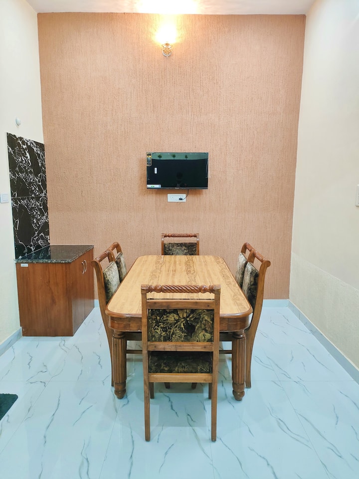 Luxe 3bhk Retreat | Terrace For Families & Groups - Kota