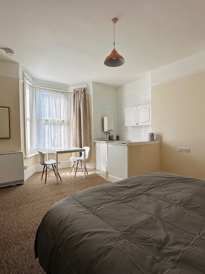 Private Self-contained Room Near Wimbledon Station - London