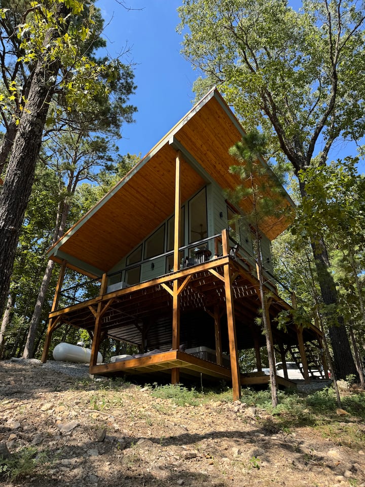 5 Star Ozark Mountain Lake Cabin Treehouse-hot Tub - United States