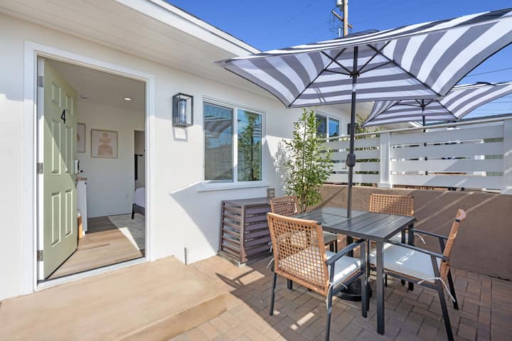 Bungalow 4 - Deluxe Queen Studio + Patio - Carlsbad, CA