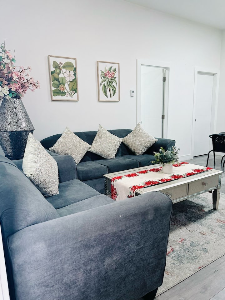 3 Bedroom, 2 Washroom &Kitchen - Surrey
