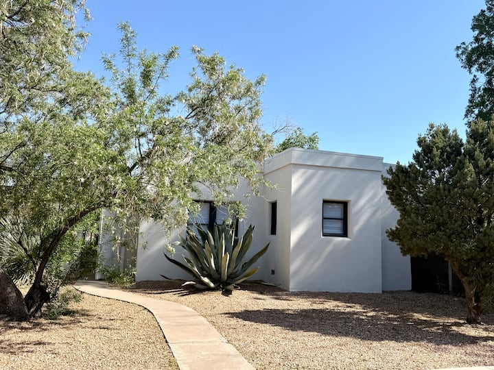 Casa Nomas: Spacious 3 Bedroom/2 Bath Retreat - Marfa, TX