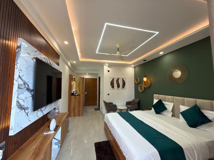 Cozycostays | Netflix | Prime | Omaxe Hazratganj | - Lucknow