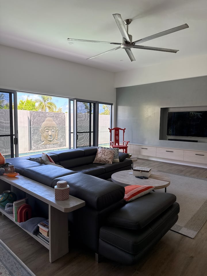 Modern Home In Beachside Suburb - Trinity Beach