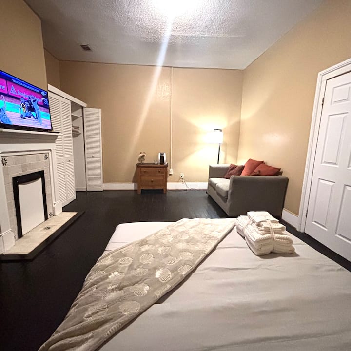 Spacious/cozy Room Near Downtown - Savannah, GA