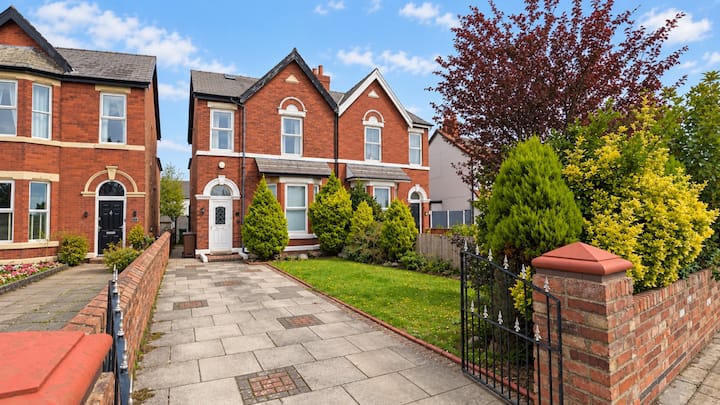 Cosy 4 Bedroom House - Southport