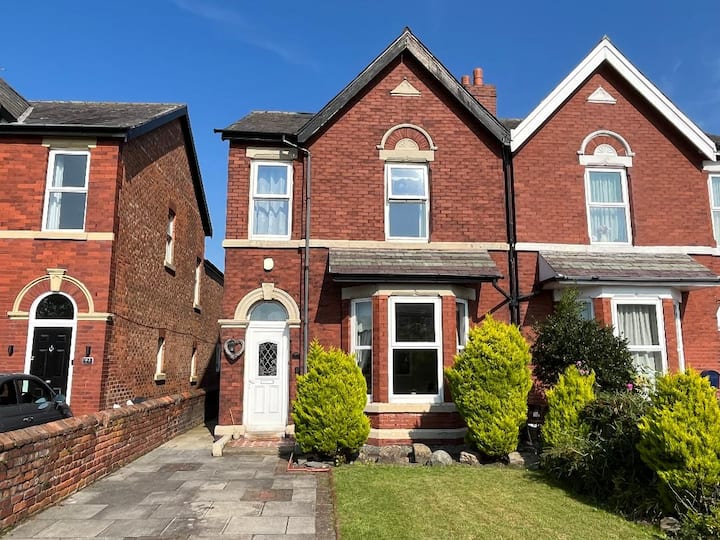Cosy 4 Bedroom House - Southport