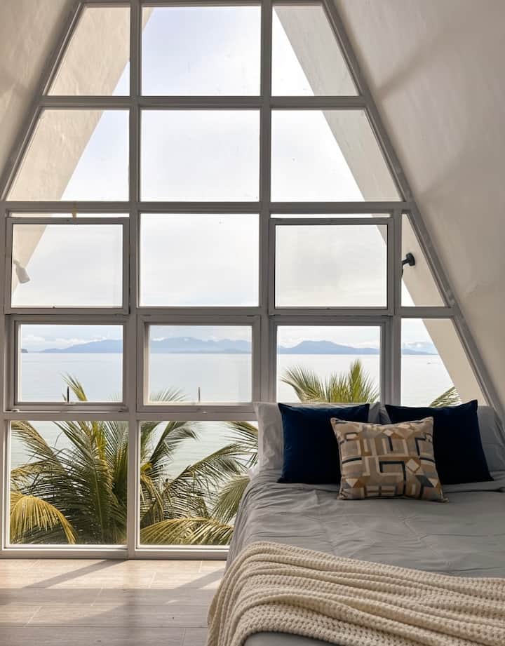 Beachfront 3br Loft 8-10 Pax - Puerto Galera