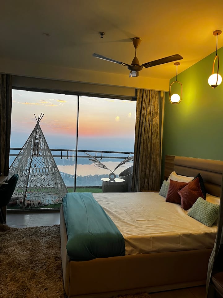 Condo In Noida With Stunning Yamuna & City Views - Noida
