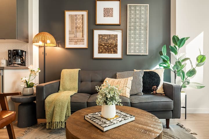 Vibrant Koreatown 2bd Hideaway | Hot Tub+parking - Los Angeles, CA