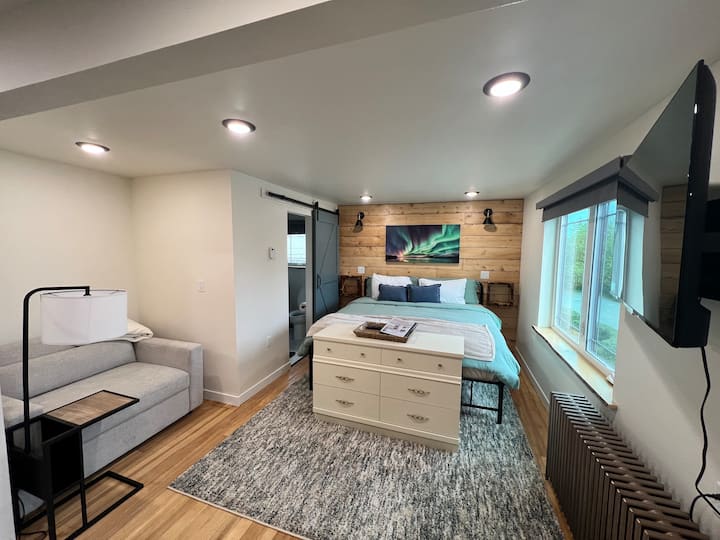 Mid-luxury King Aurora Studio Downtown - Fairbanks, AK