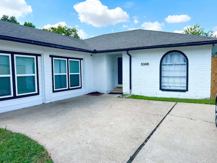 New 6 Bedroom Home Katy. Relax And Watch Football - Katy, TX