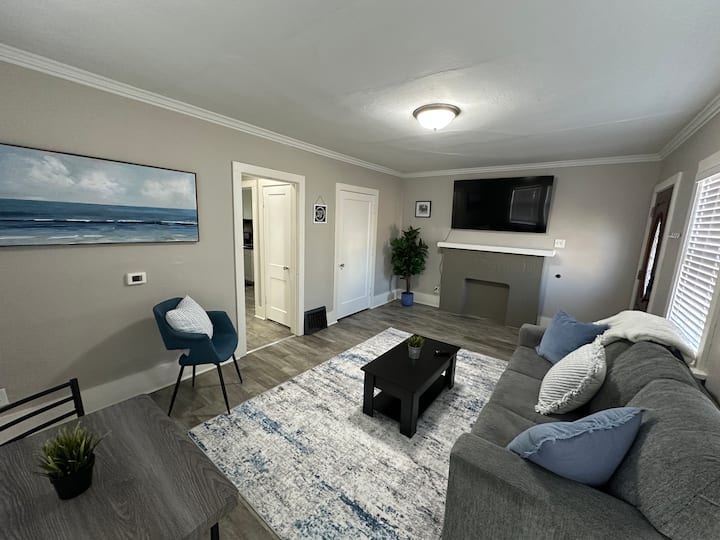 Comfy Townhome Downtown Waterloo - Waterloo, IA