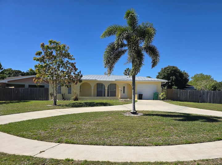 King Master Pool House Retreat - 포트 St. 루시