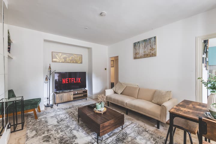 Sleeps 5 | Cozy Kensington Flat | 4 Min To Station - London