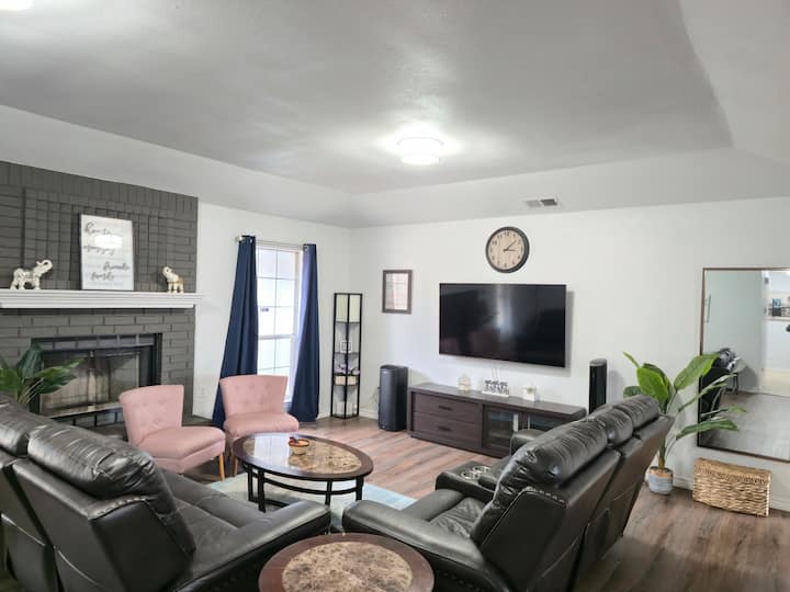 Quiet. Safe. 5 Bedrooms/2.5 Bath In South Abilene - Abilene, TX