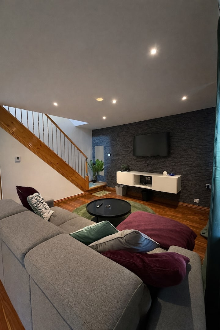 Stylish 4br Home In Bury W/ Parking | Sleeps 8 - Bolton
