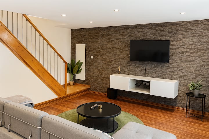 Stylish And Spacious 4-bedroom Home In Summerseat - Bury