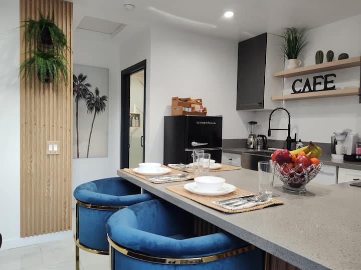 New & Modern Guest House - Los Angeles, CA