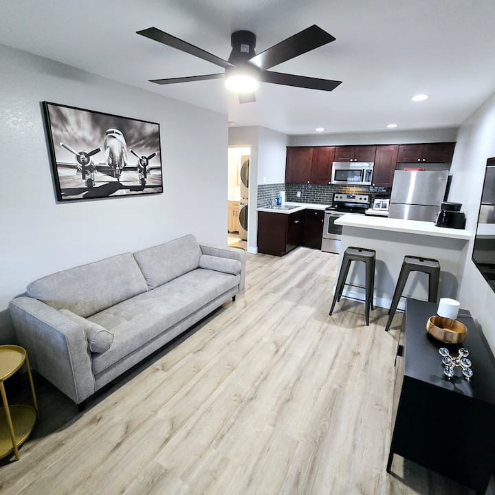Upscale 2nd Floor Condo - Henderson, NV