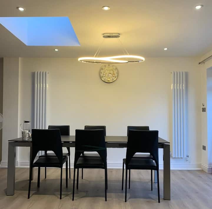 Single Bedroom For One Traveler - Woking