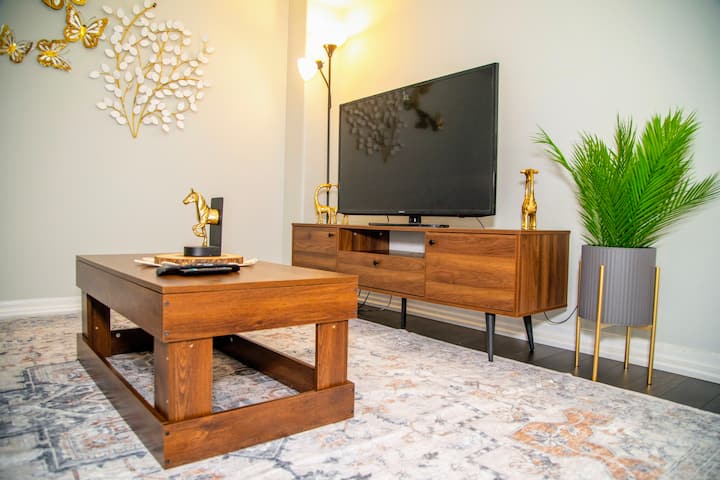 A Luxurious One Bed Apartment And Kitchenette - Oshawa