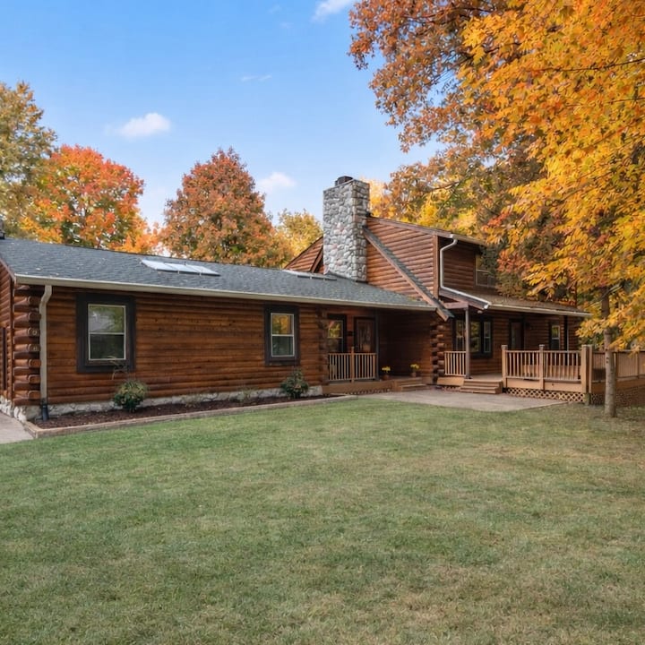 North Indy Log Cabin | Sleeps 16 | Game Room+yard! - Indiana (State)