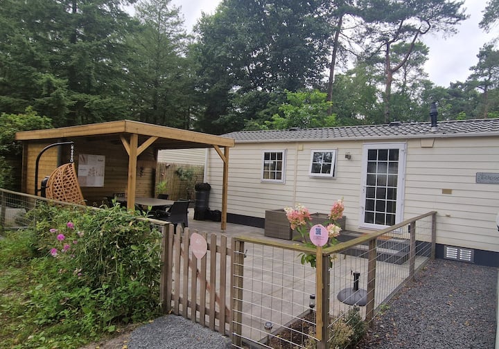 Mooi 6-persoons Chalet 3 Slaapkamers Met  Tuin. - Netherlands