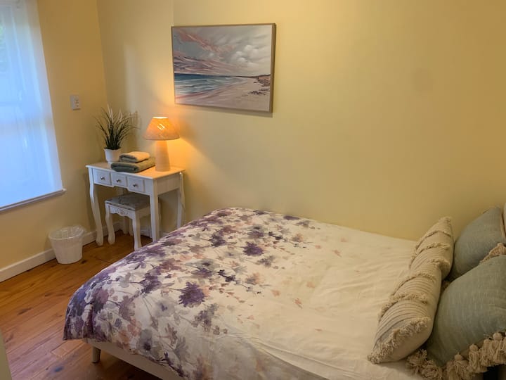 Suzanna’s ‘2 Bedrm Hyde Park’ - 언리