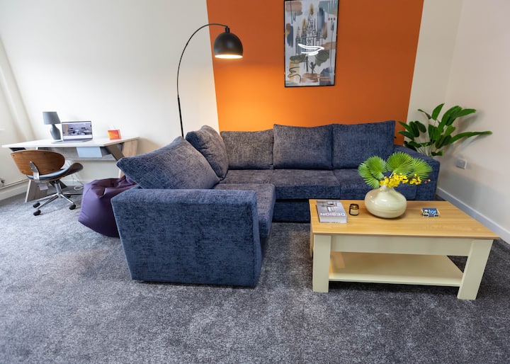 Spacious 2br Flat | 5 Min Gatwick- Free Parking - Crawley
