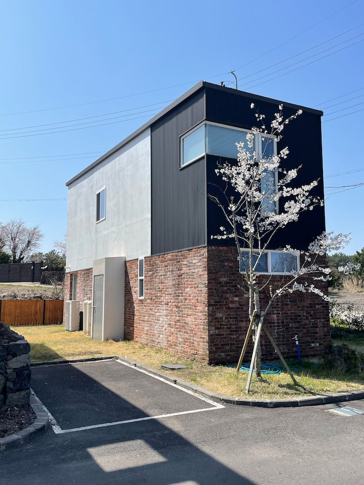 [연박초특가할인]애월/패밀리/4~6인/프라이빗독채/공항25분/협재해수욕장15분/102동 - Jeju