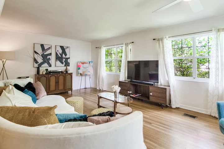 Spacious Midcentury Getaway - Pensacola, FL