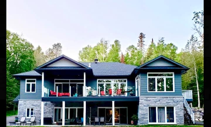 The Grand Lakehouse Hot Tub, Fire Pit & Water Toys - North Bay