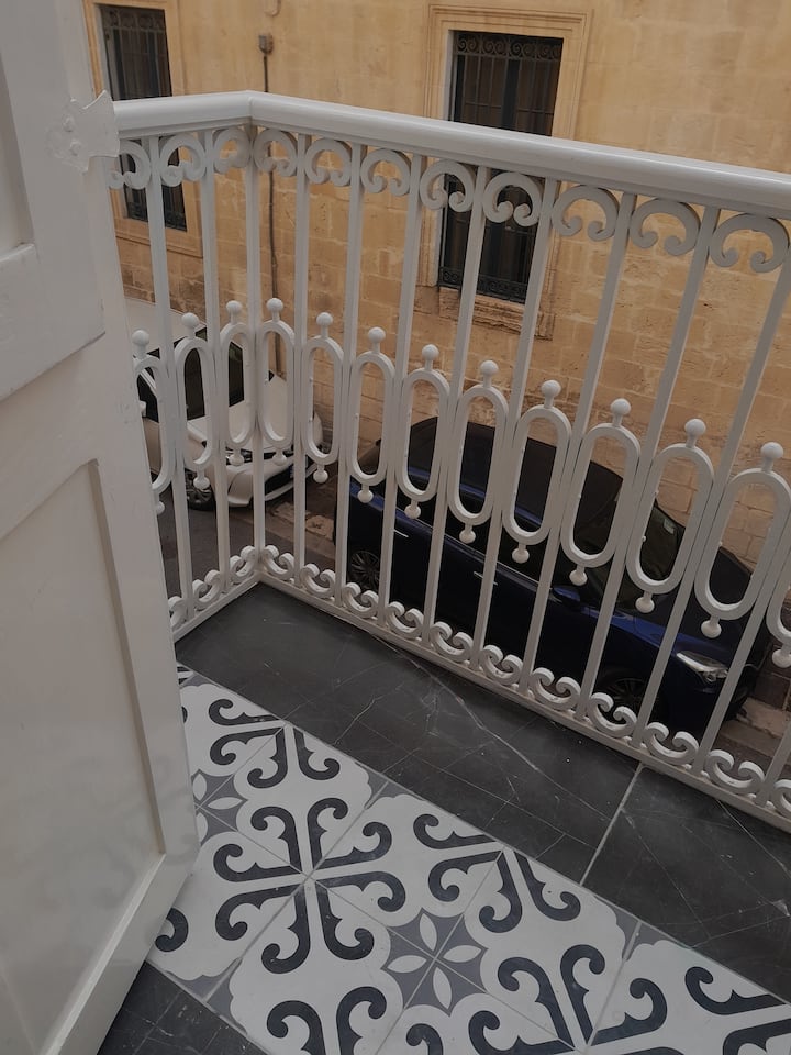Traditional Maltese House In Floriana - Valletta