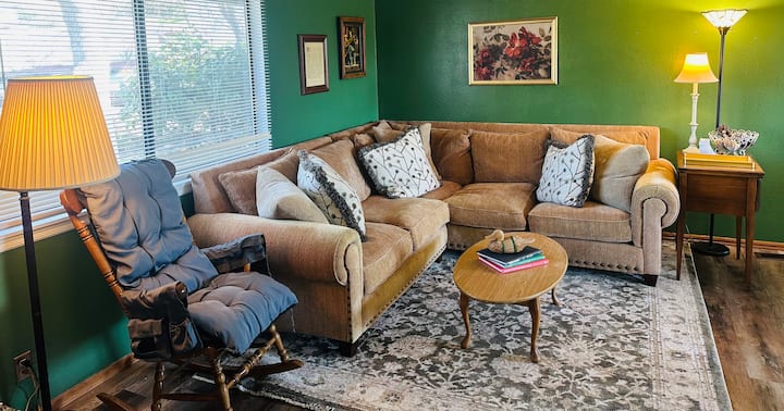 Charming, Tri -Level 4 Bedroom/2 Bath House - Grants Pass, OR