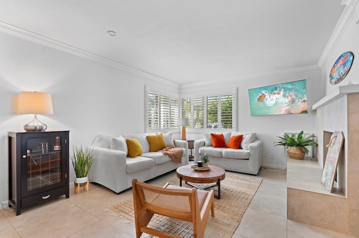 Close Ocean Beach Bungalow Home - Huntington Beach, CA