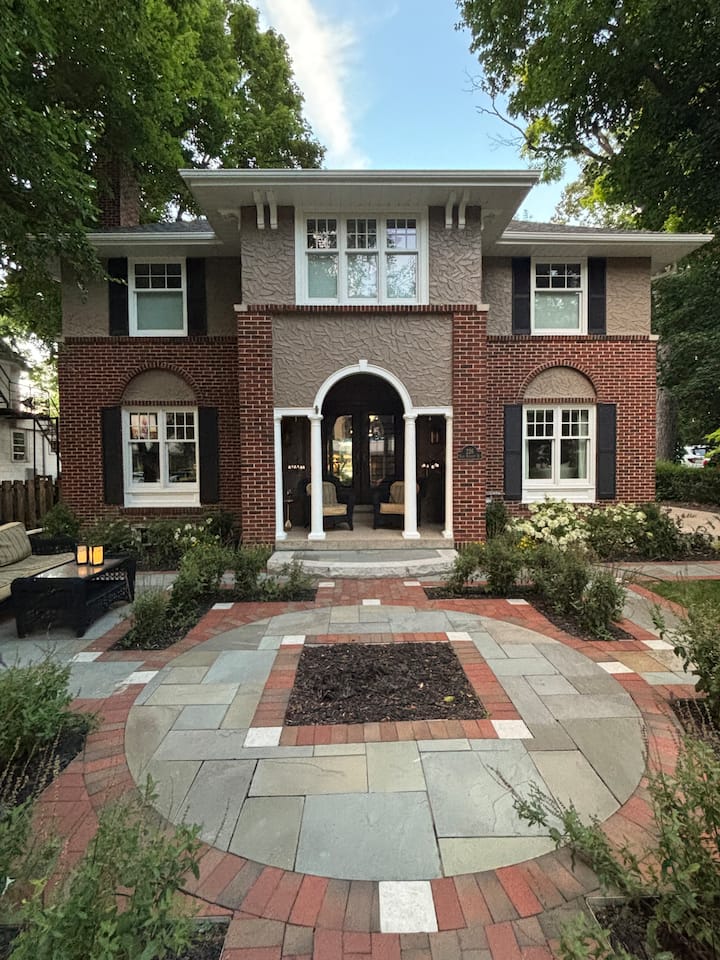 Exquisite Lake Home- One Block To Bars/restaurants - Oconomowoc, WI