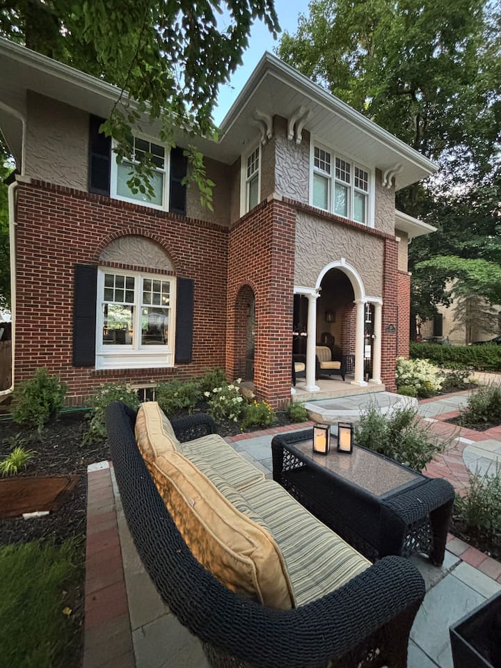 Historic Lake Home Downtown Oconomowoc - Oconomowoc, WI