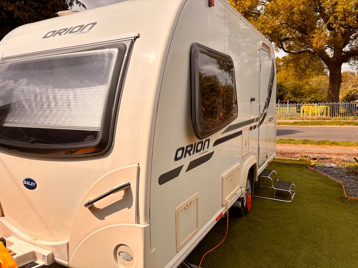 Little Orion Walking Distance Gatwick Airport - Redhill