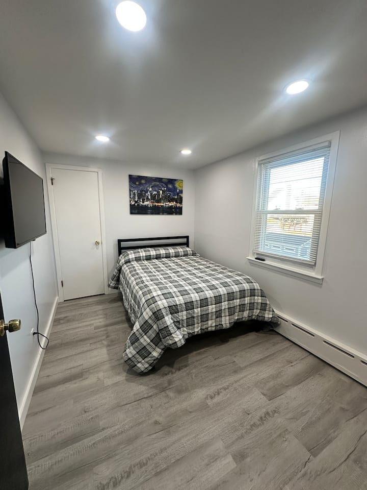 Simple Newly Updated Apartment - Garden City, NY