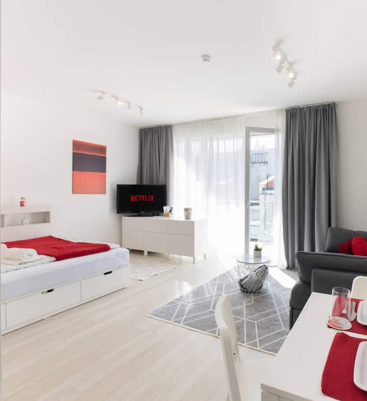 New! Downtown Luxe~quiet Studio~balcony~ntflx - Budapest